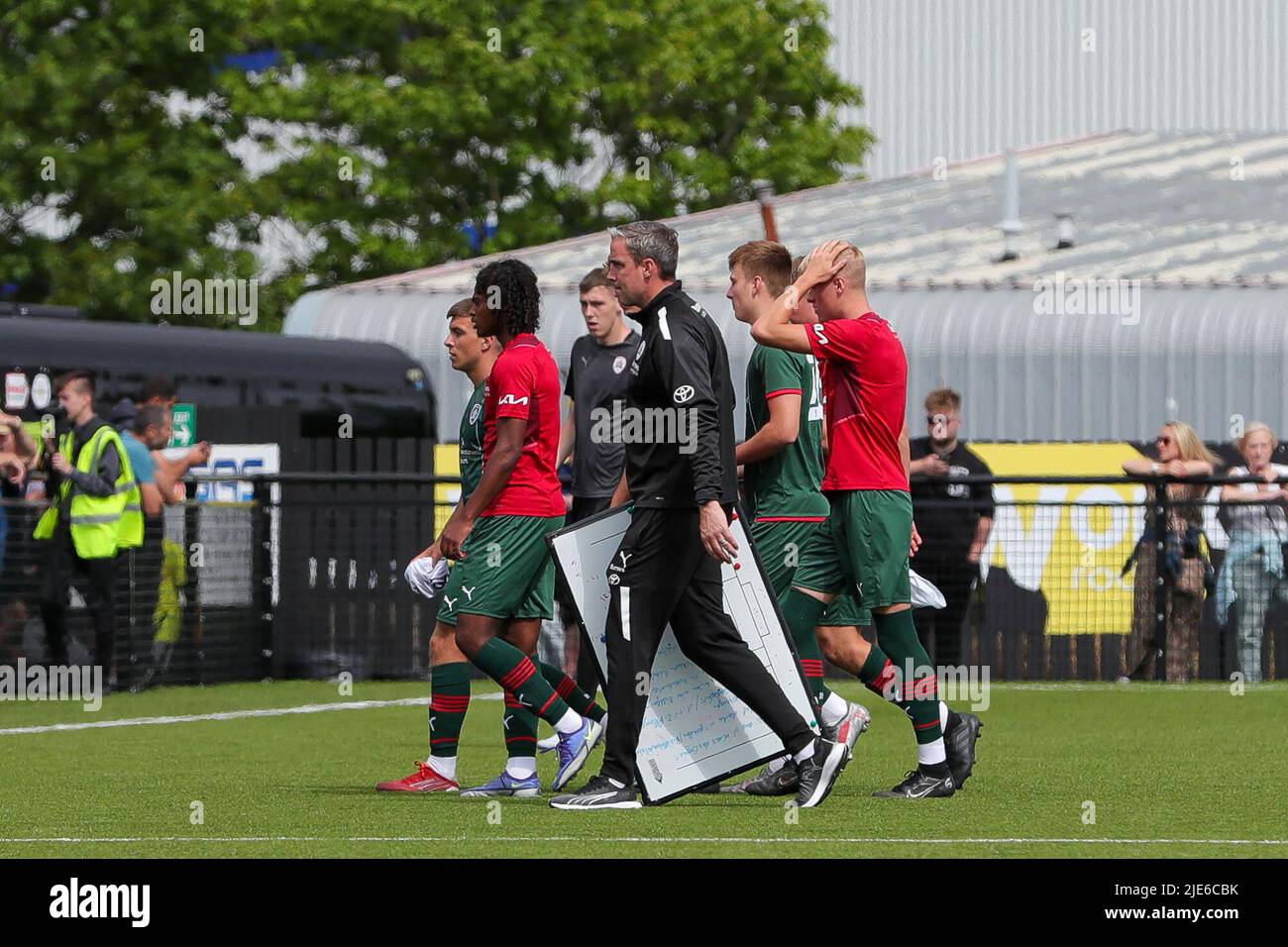 Le nouveau directeur de Barnsley Michael Duff donne des instructions à ...
