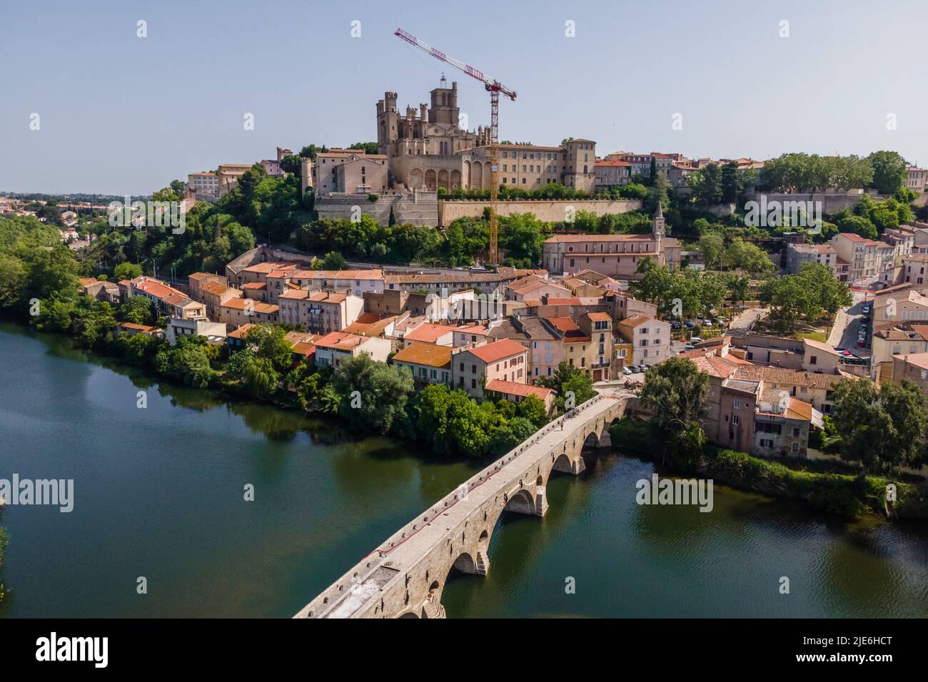 Vue aérienne du Pont Vieux, l'ancien pont traversant l'Orb avec la ...