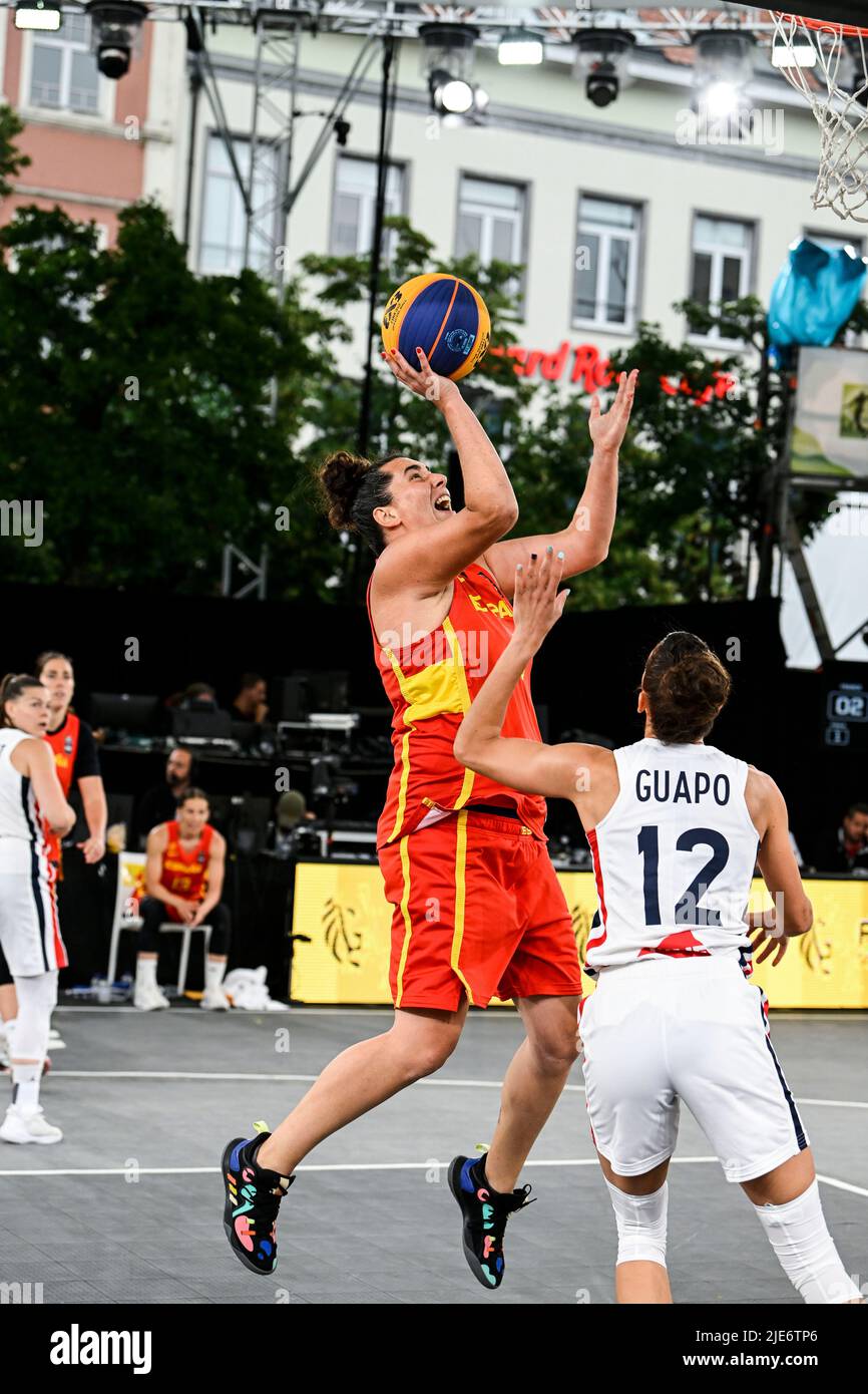 Aitana Cuevas d'Espagne et Laetitia Guapo un match de basket-ball 3x3 ...