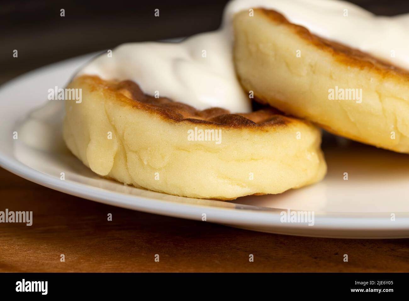 les gâteaux au fromage cottage sont mangés avec de la crème aigre ou de ...