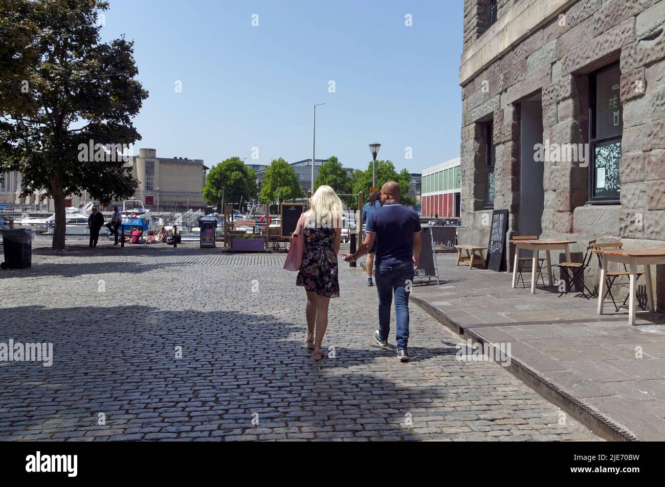 Couple Profitez d'une promenade estivale dans une rue pavée, près d ...