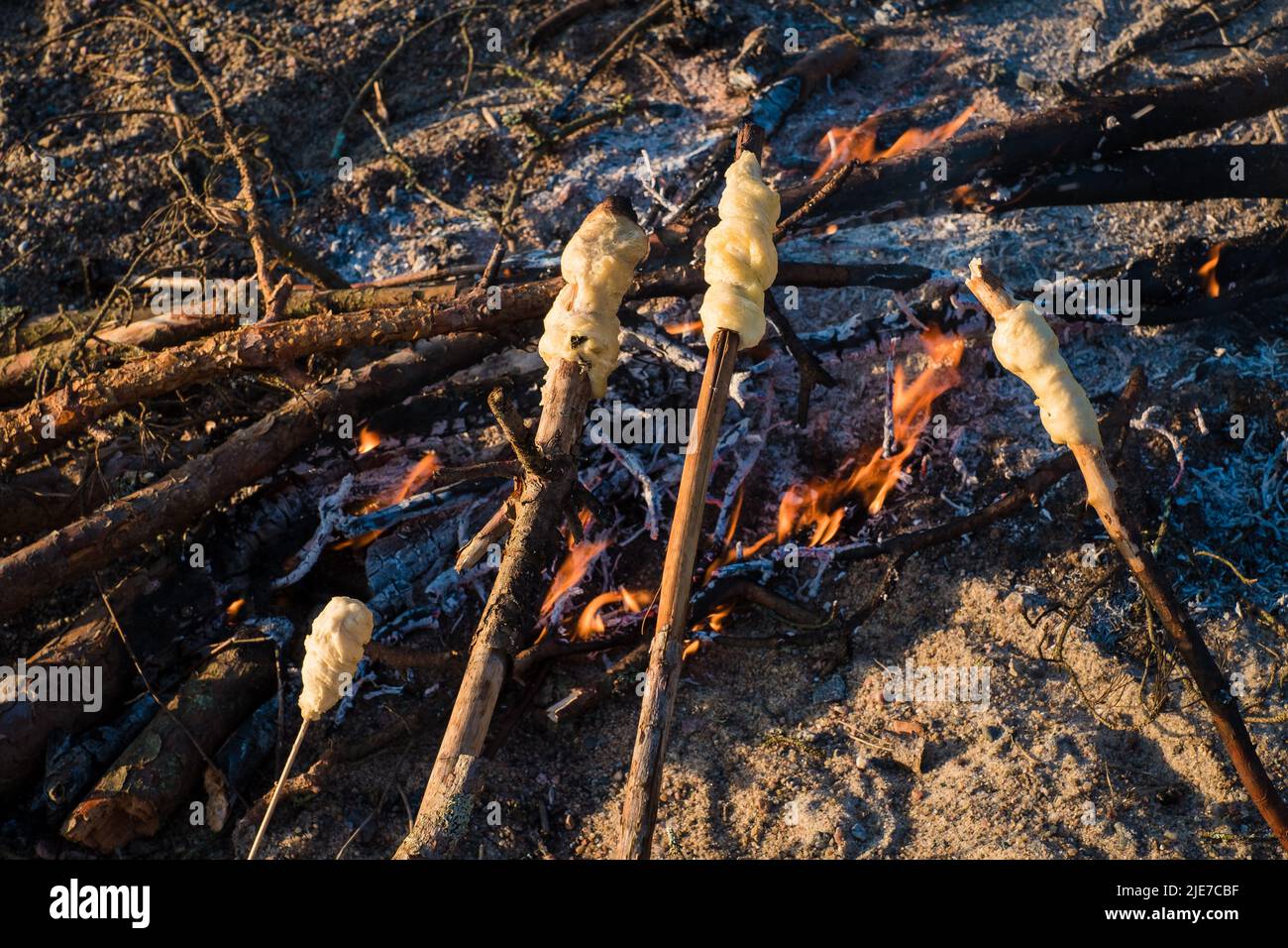 Bâton de pain cuit sur feu de camp. Pâte à pain tordue sur bâton de ...