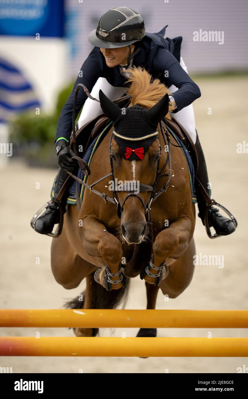ROTTERDAM - Wilma Hellstrom (Suède) en action pendant le saut de la ...