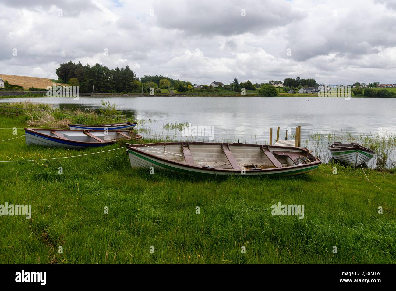 Ramer un bateau avec des rames en bois Banque de photographies et d ...