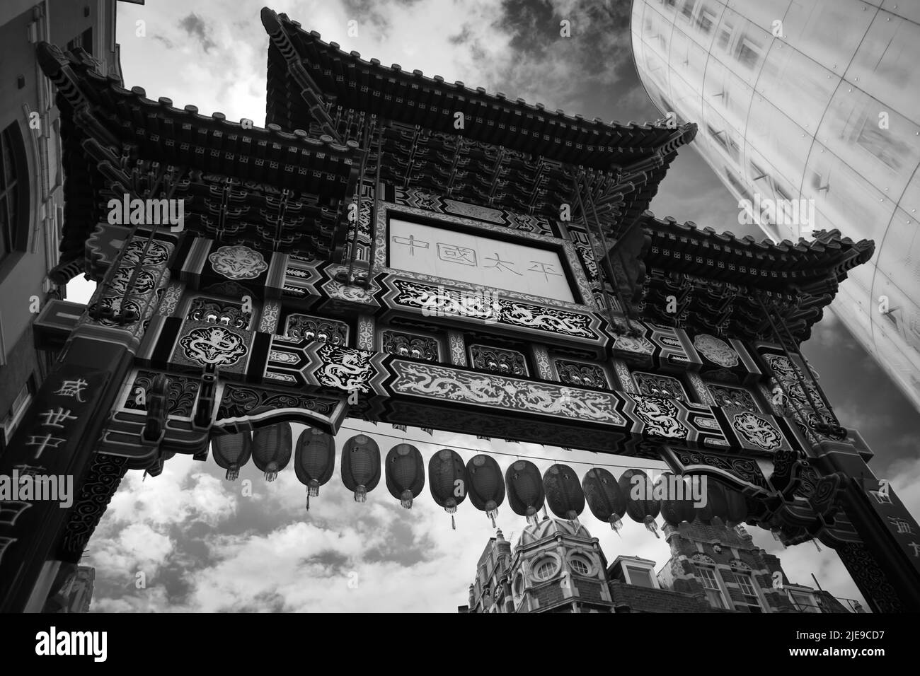 Chinatown chinese england london soho gate Banque de photographies et d’images à haute ...