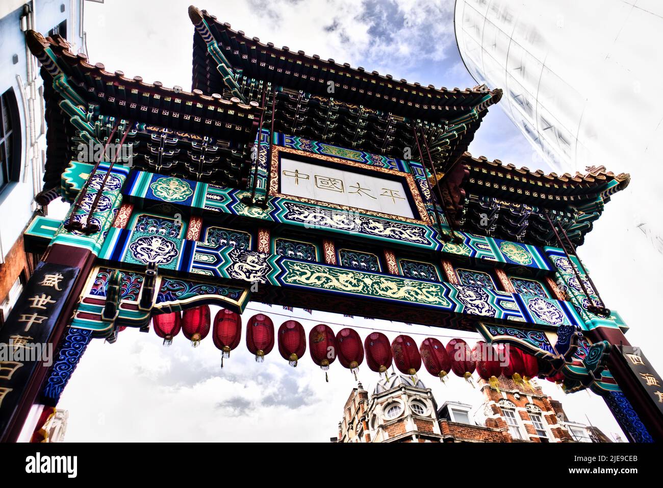 Chinatown chinese england london soho gate Banque de photographies et d’images à haute ...