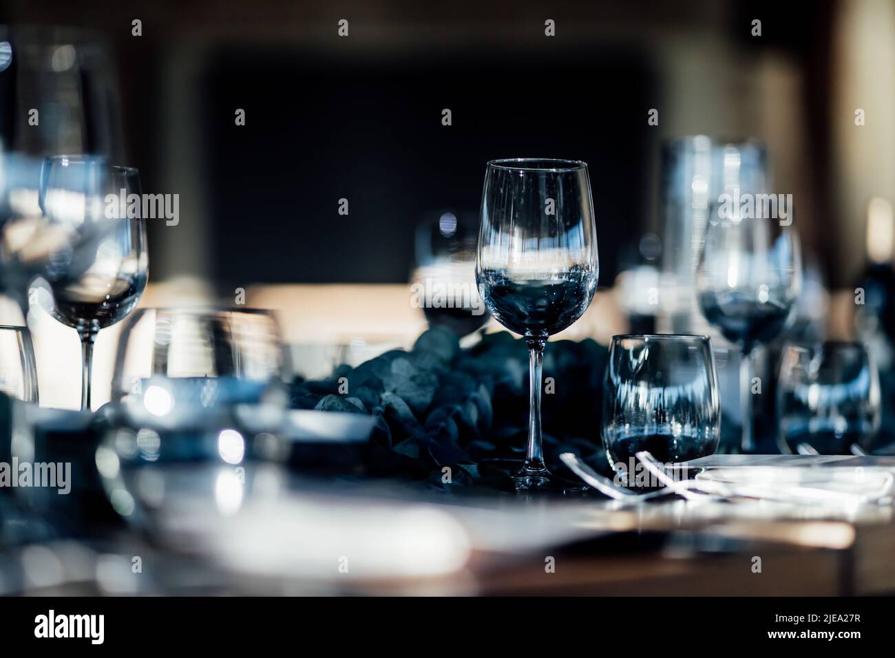 Table de luxe pour une cuisine raffinée avec verrerie, vin versé au ...