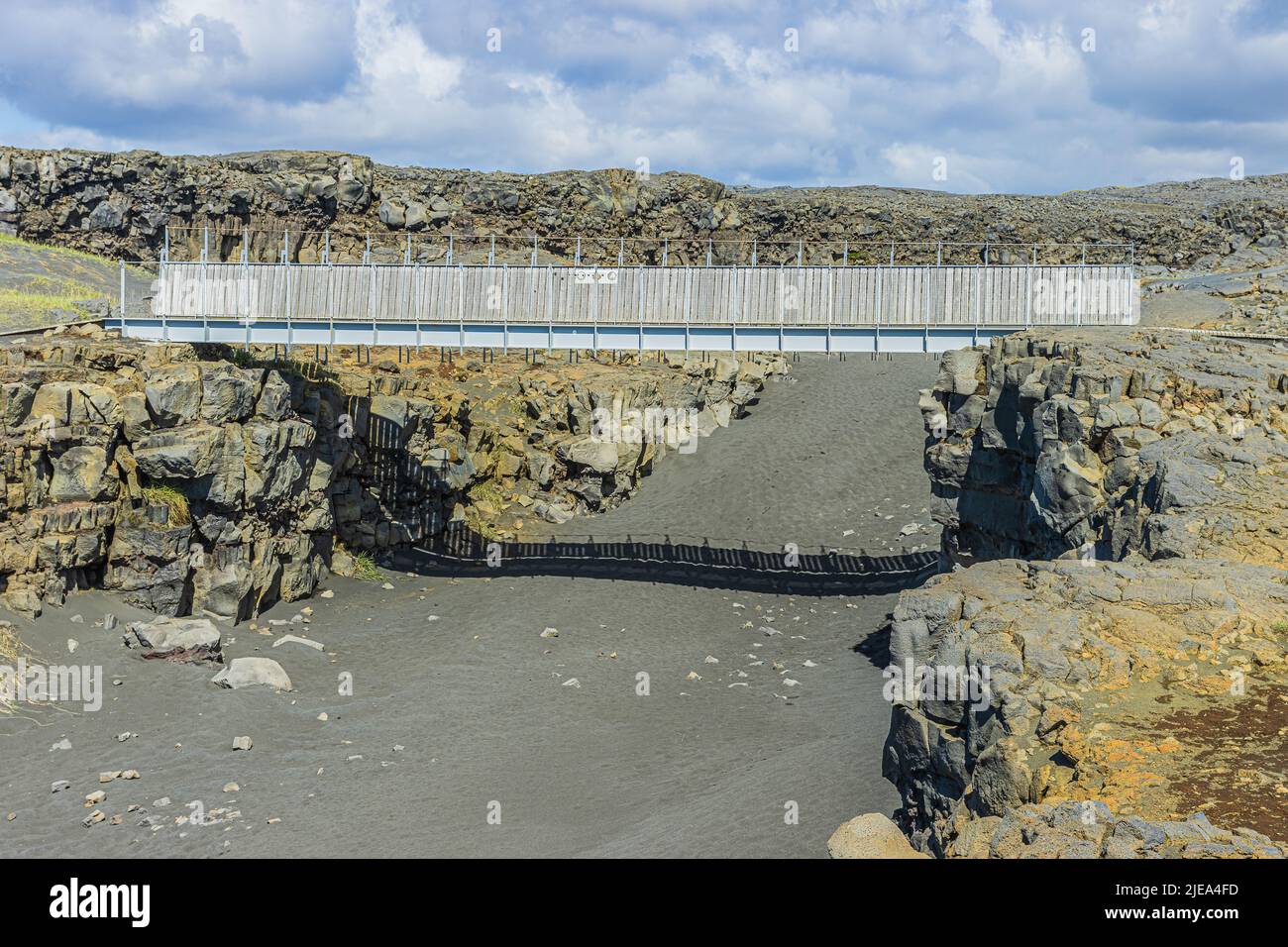 Paysage de roche de lave sur la péninsule de Reykjanes en Islande. Pont ...