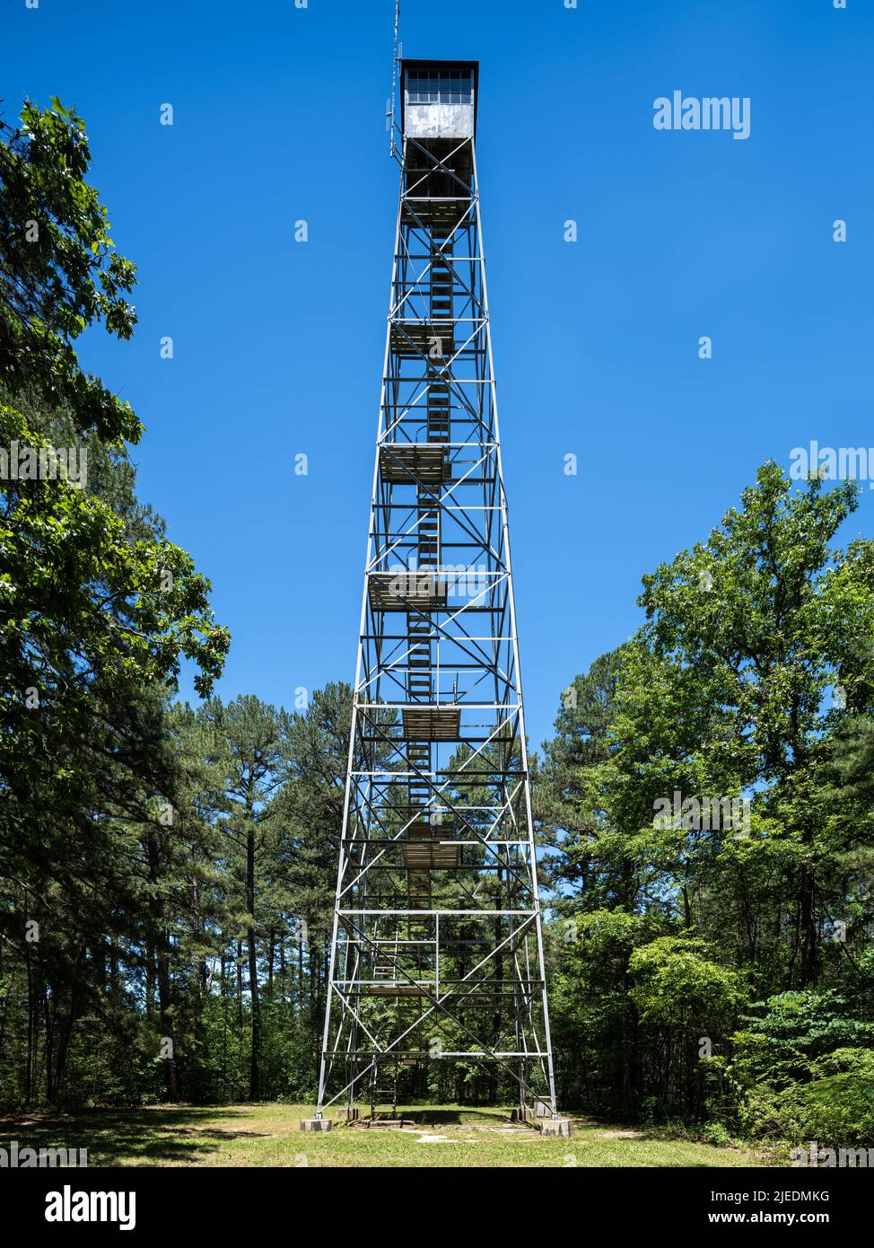 Forest fire watch tower in Banque de photographies et d’images à haute ...