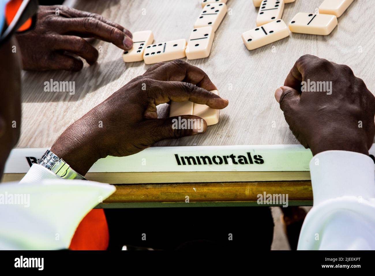 Les membres du club Dominos de Brixton Immortels jouent des dominos à ...