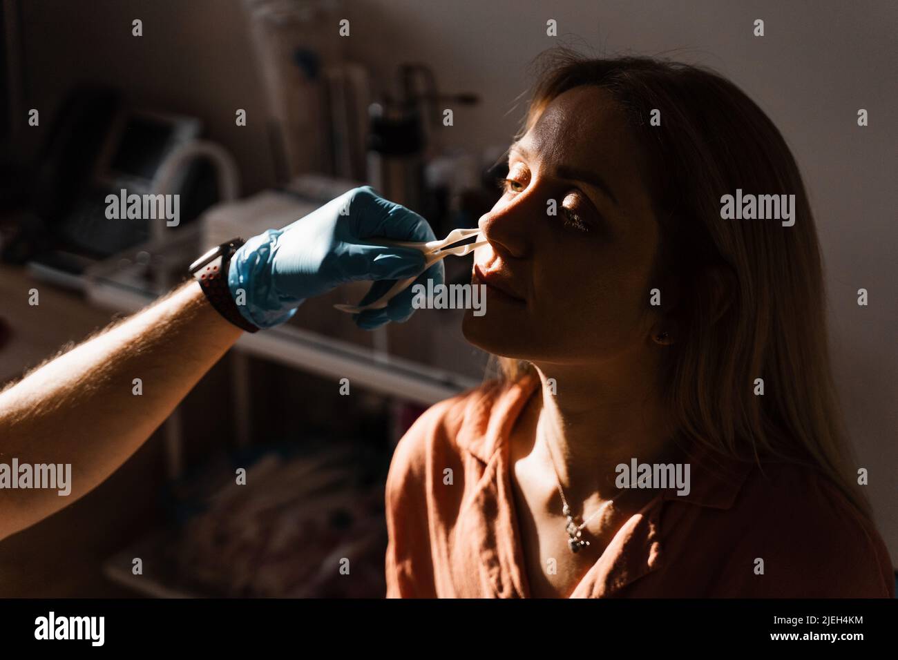 Rhinoscopie du nez de la femme. Consultation avec le médecin. L'otolaryngologiste examine le nez ...