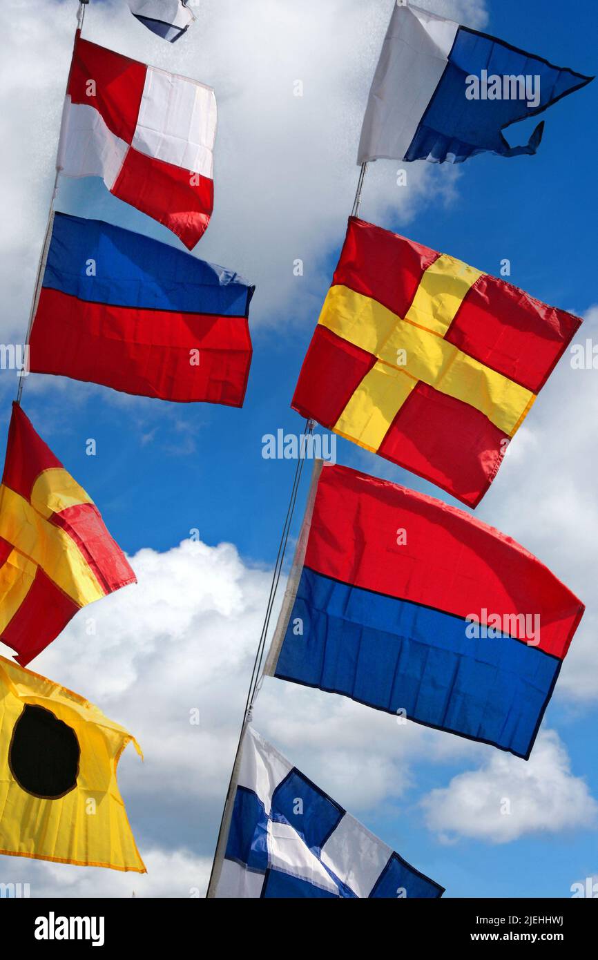 Bunte fahnen Banque de photographies et d’images à haute résolution - Alamy