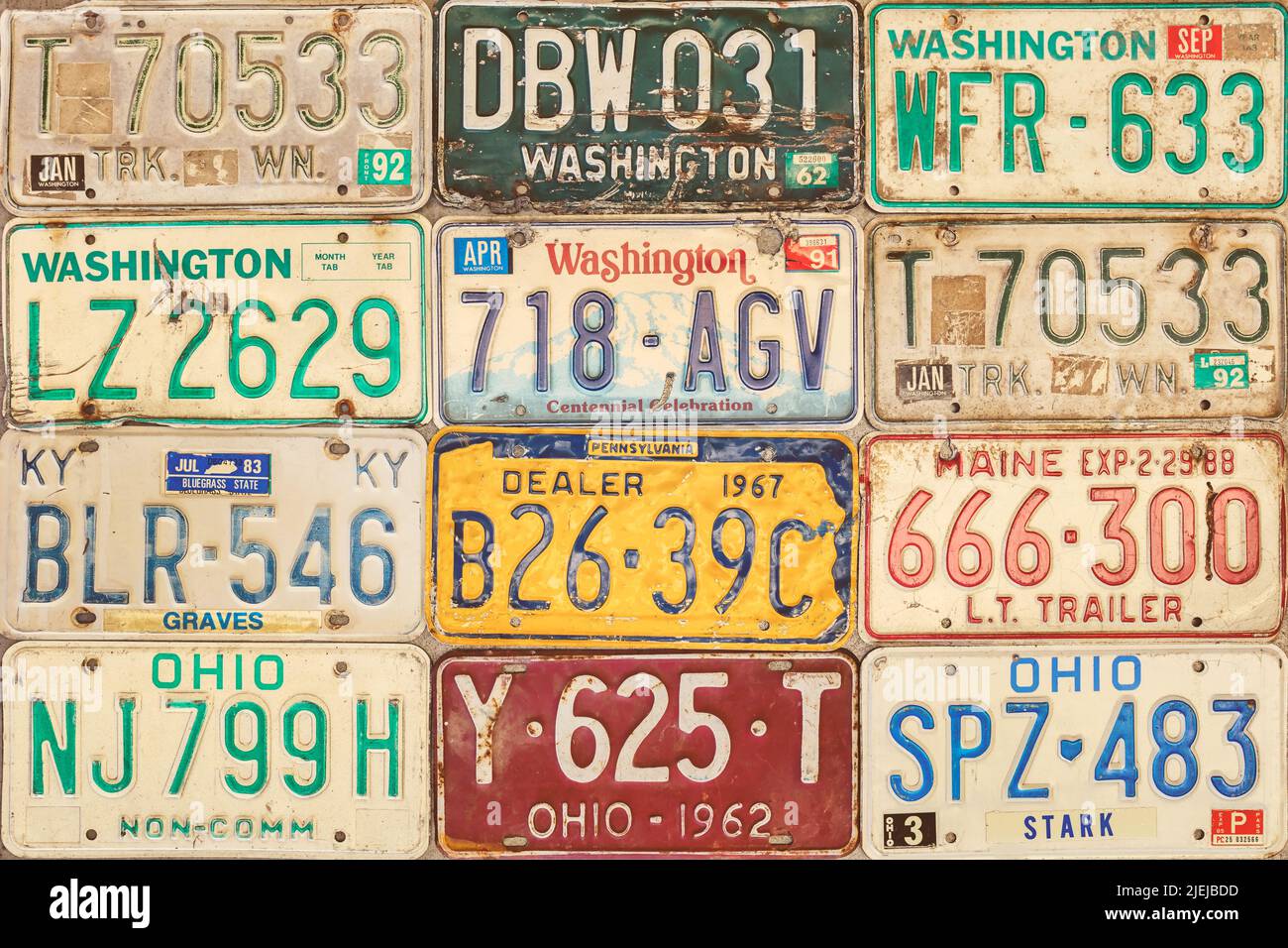 Anciennes plaques d'immatriculation Banque de photographies et d’images à haute résolution - Alamy