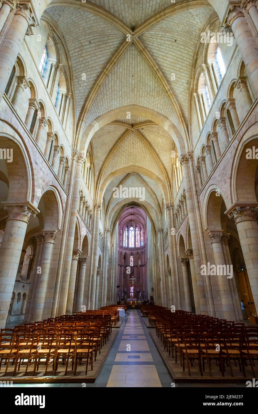 Cathédrale du Mans. Vue de la nef centrale romane vers le chœur High ...