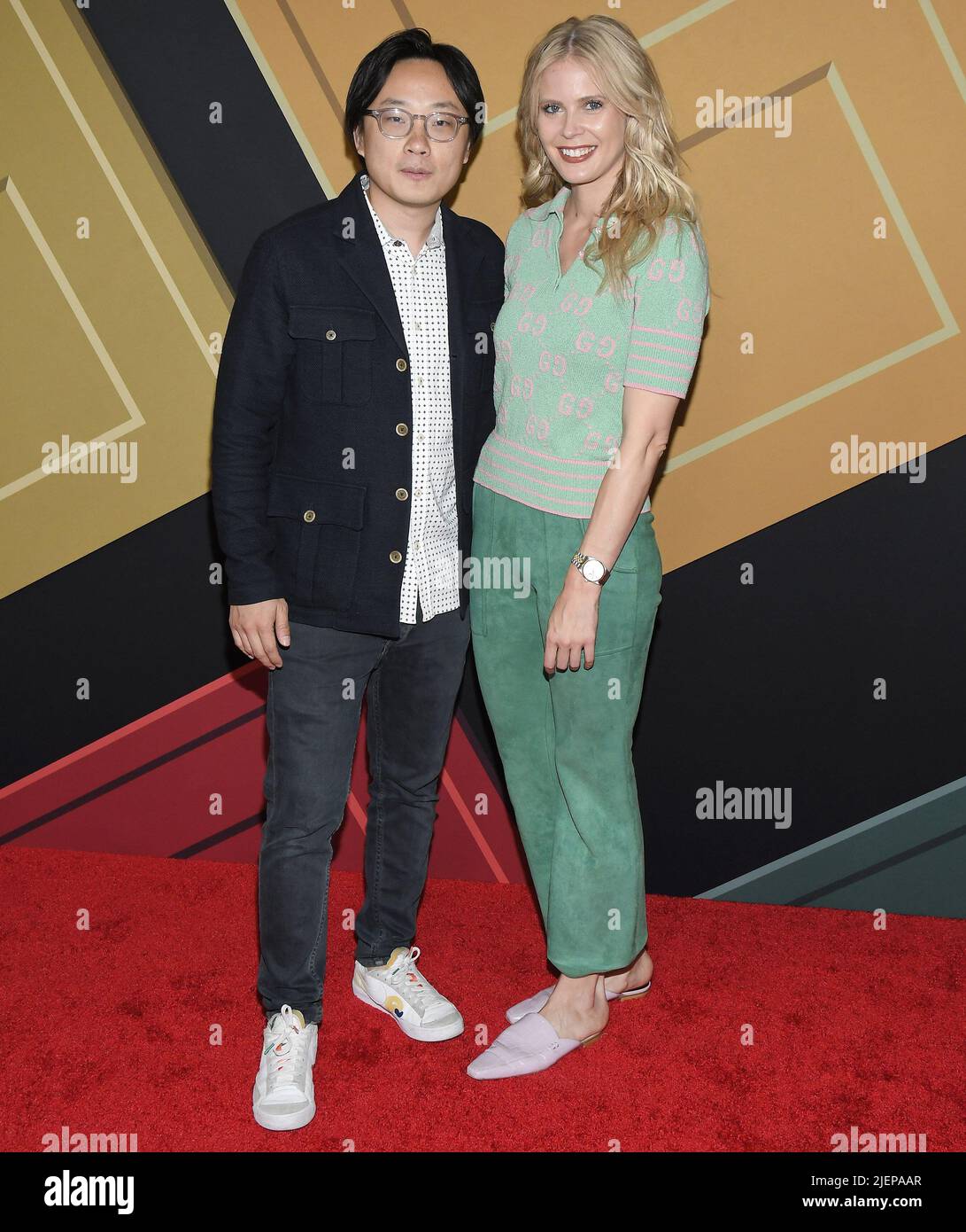 (G-D) Jimmy O. Yang et BRI Kimmel arrivent aux SEULS MEURTRES DE LA ...