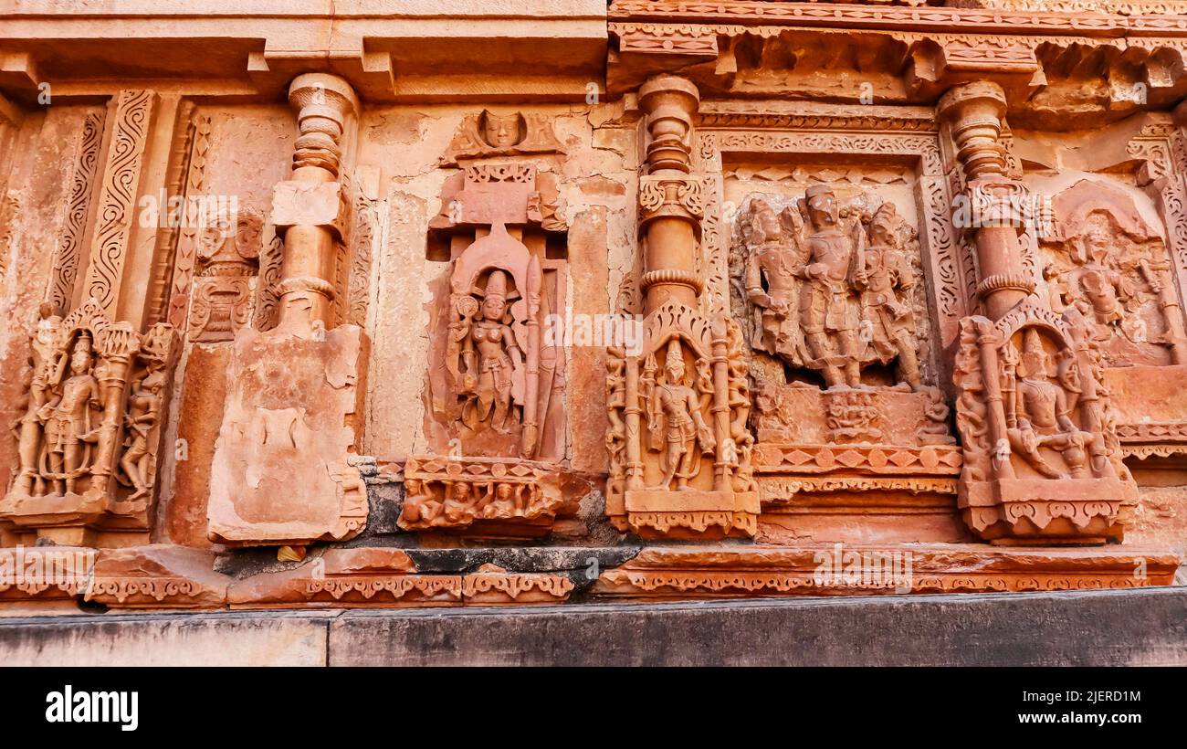 Sculptures sculptées de dieux hindous et de déesses sur le temple Saas ...