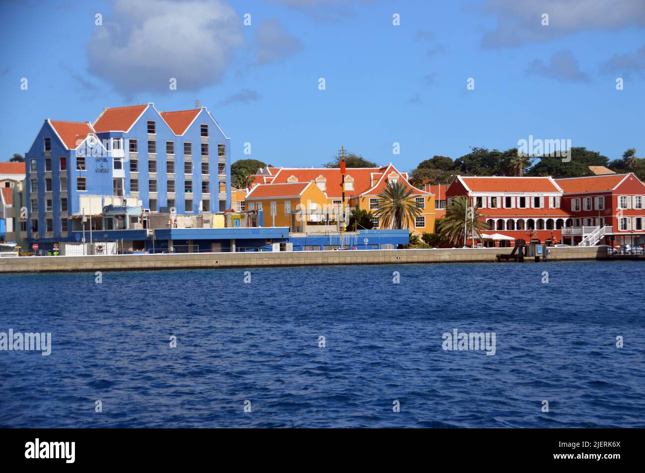 Bâtiments coloniaux de couleur pastel sur le front de mer de Willemstad ...