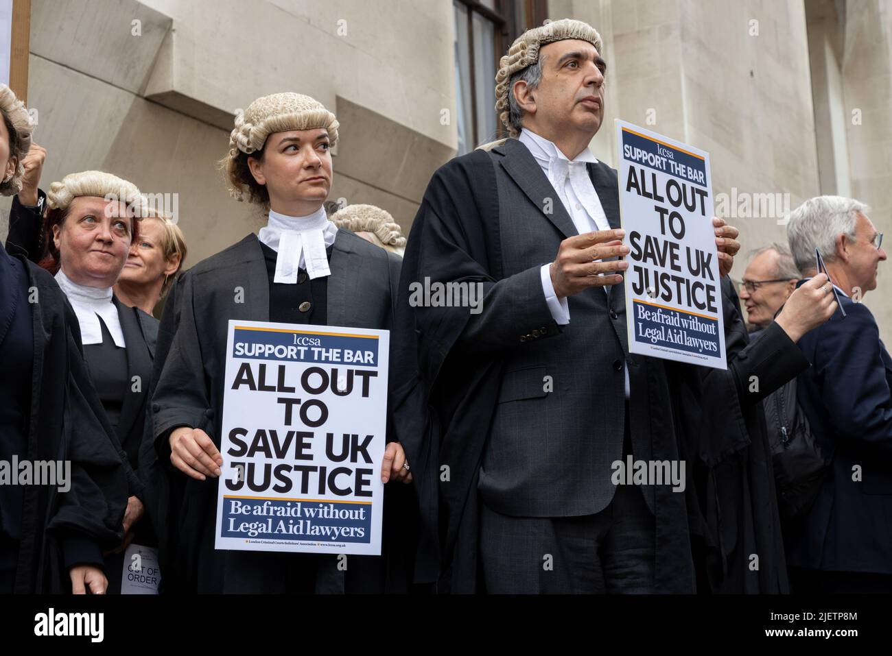 Les procureurs et les avocats frappent sur le salaire, à l'extérieur de Old Bailey, Londres ...