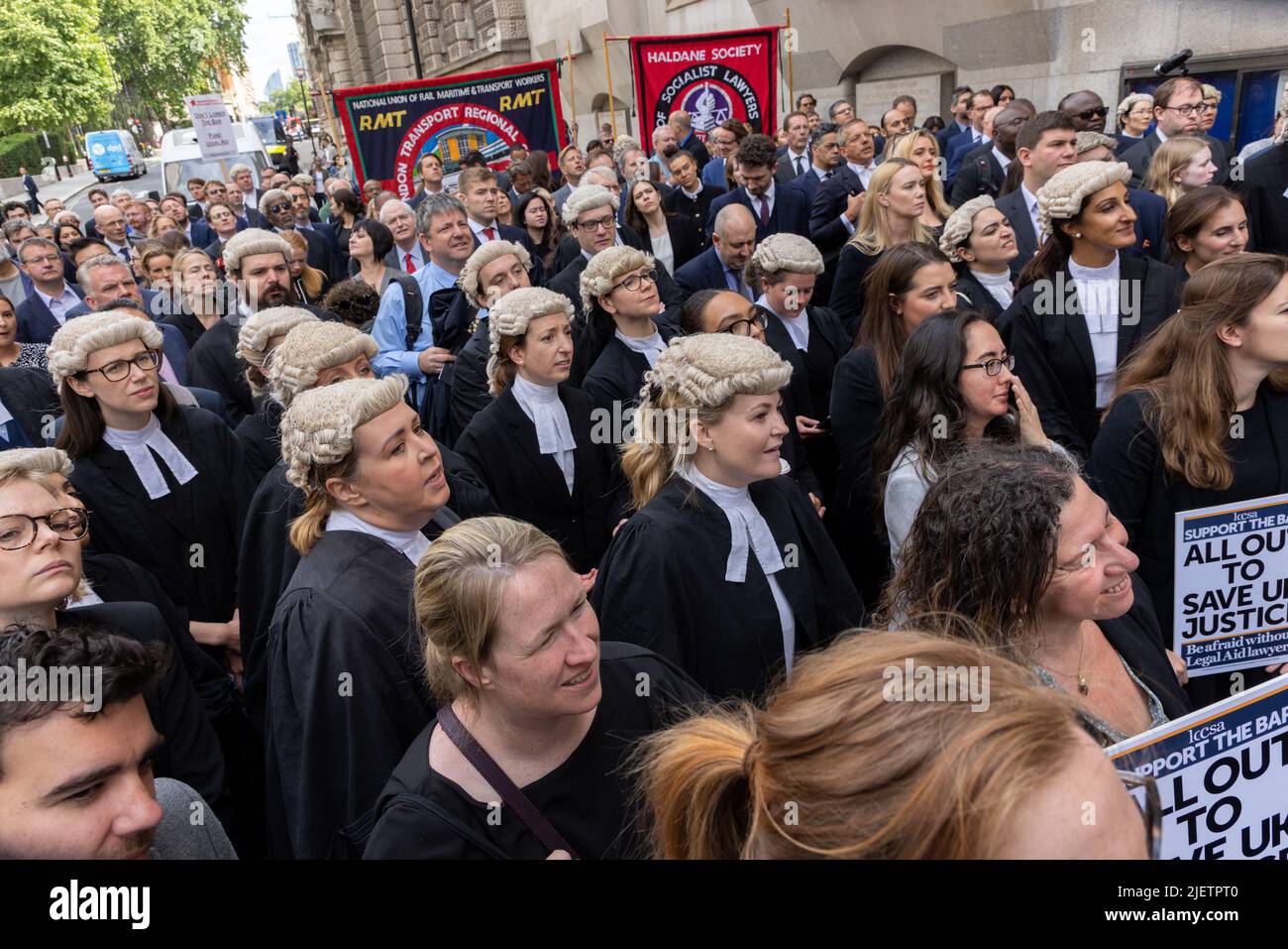 Les procureurs et les avocats frappent sur le salaire, à l'extérieur de Old Bailey, Londres ...