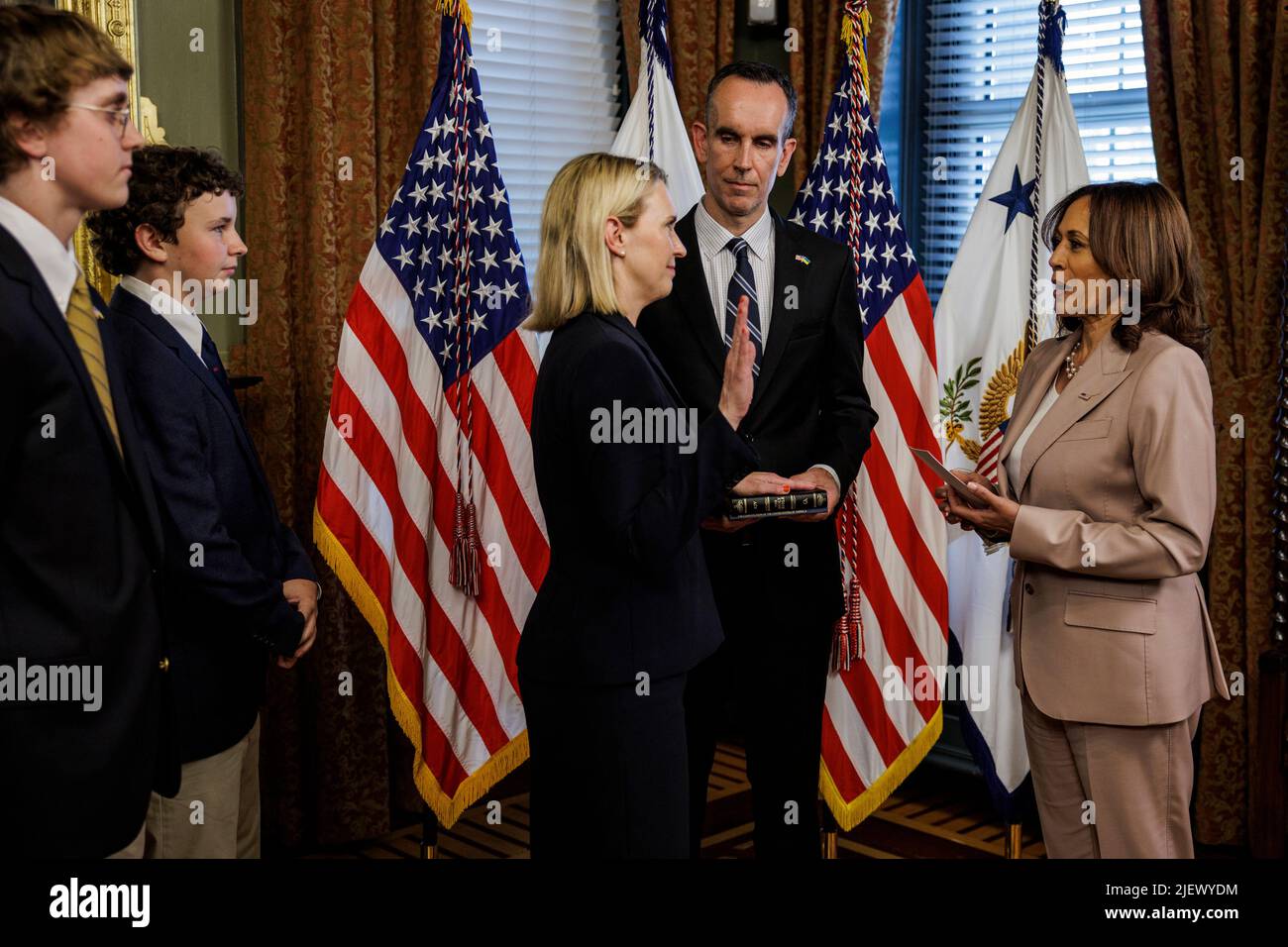 LE vice-président DES ÉTATS-UNIS, Kamala Harris (R), se rapproche de ...