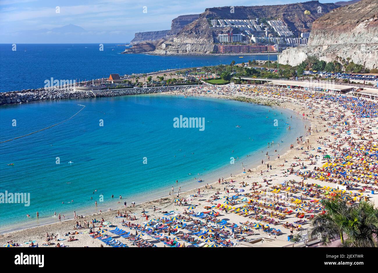 Vacanciers sur Playa de los Amadores, plage de baignade à proximité de ...