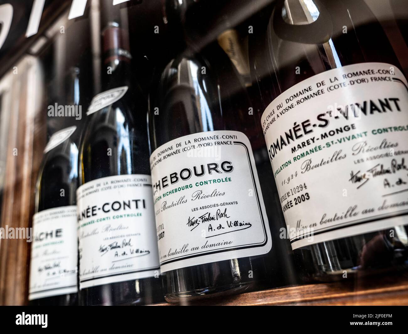 Rares bouteilles de vins fins de bourgogne Banque de photographies et d ...