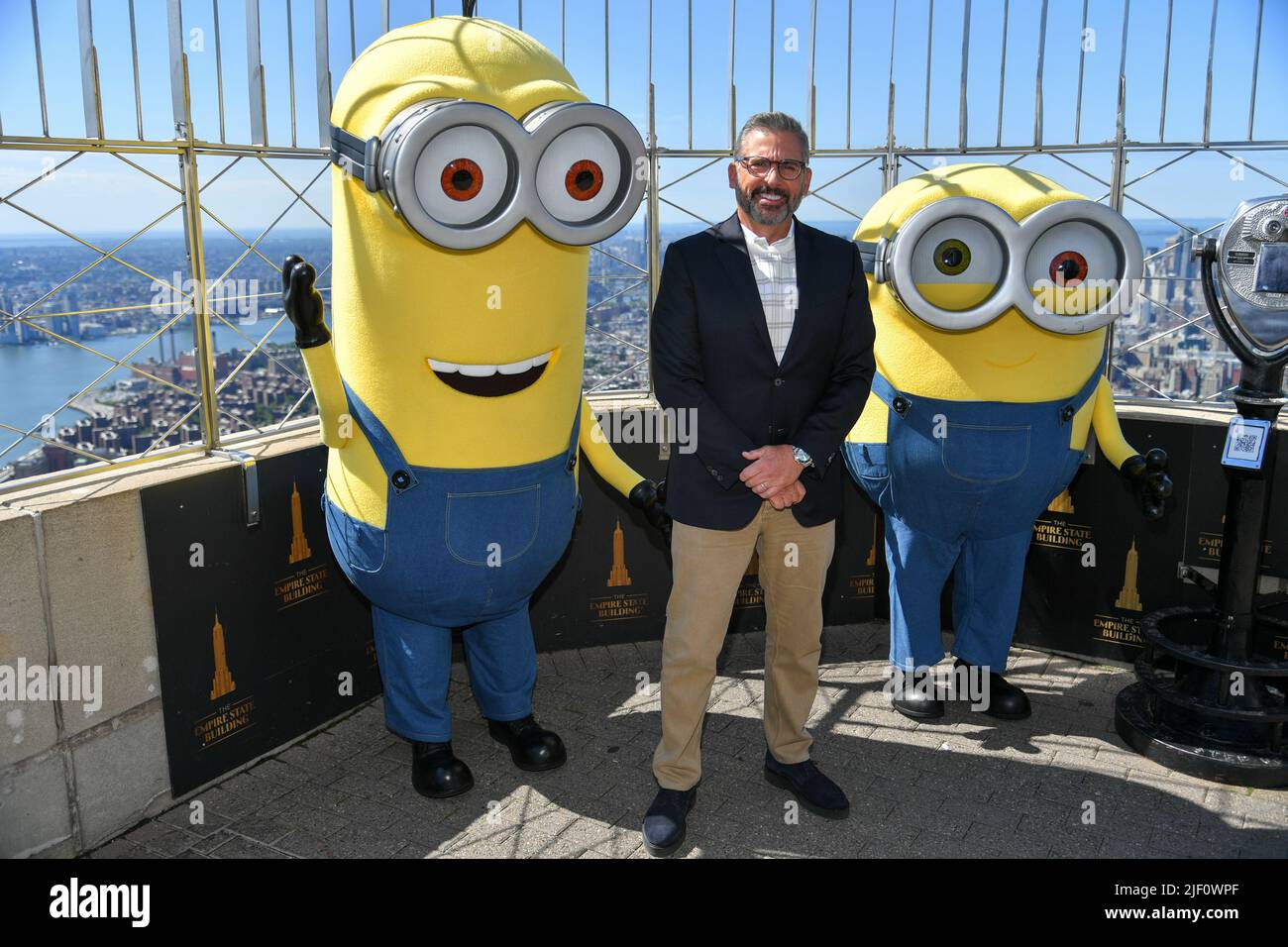 Steve Cerrell et deux Minions visitent l'Empire State Building pour ...