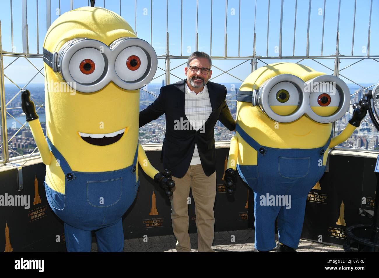 Steve Cerrell et deux Minions visitent l'Empire State Building pour ...