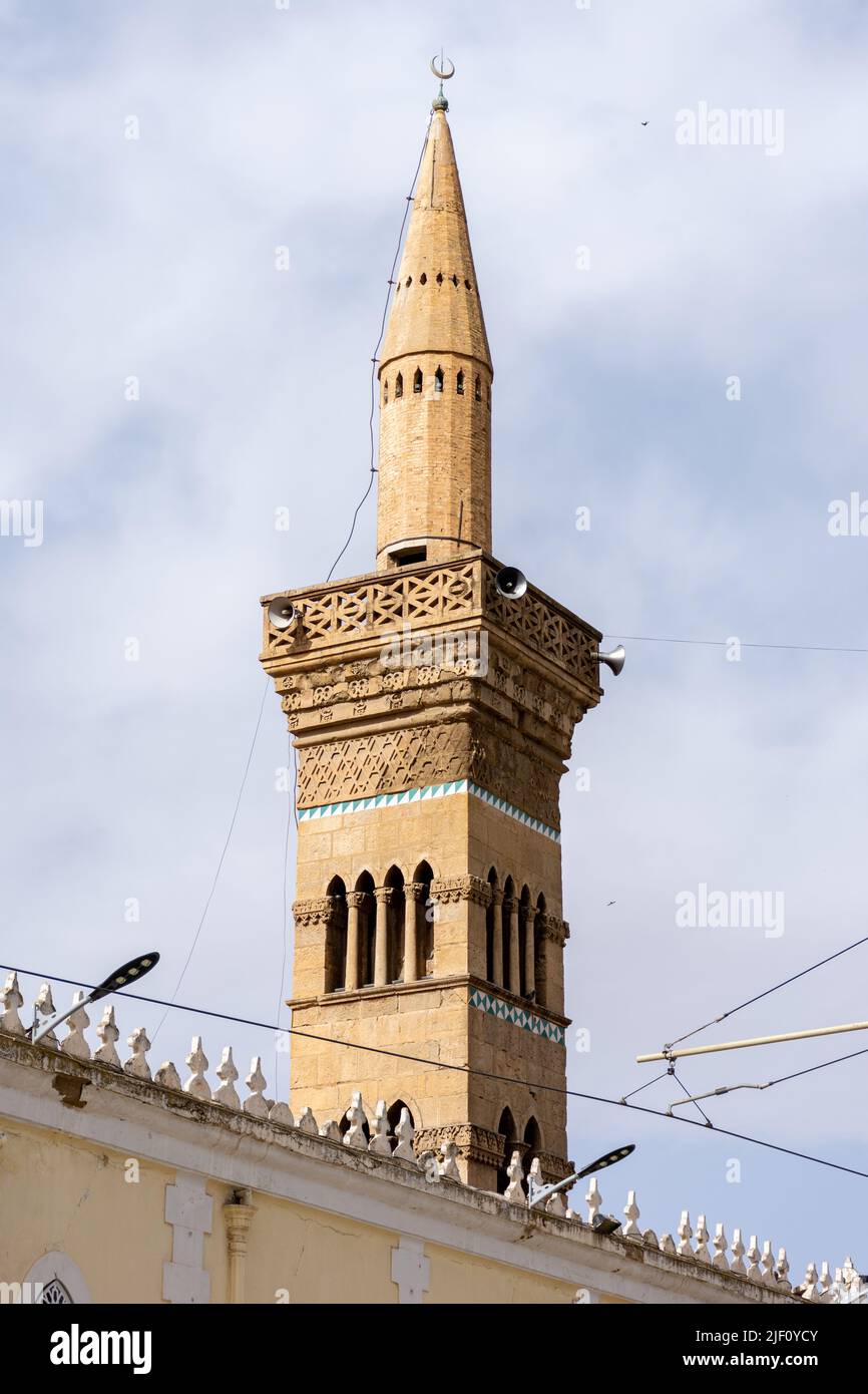 Vue à angle bas du minaret DE la mosquée EL Atik de la ville de Setif ...