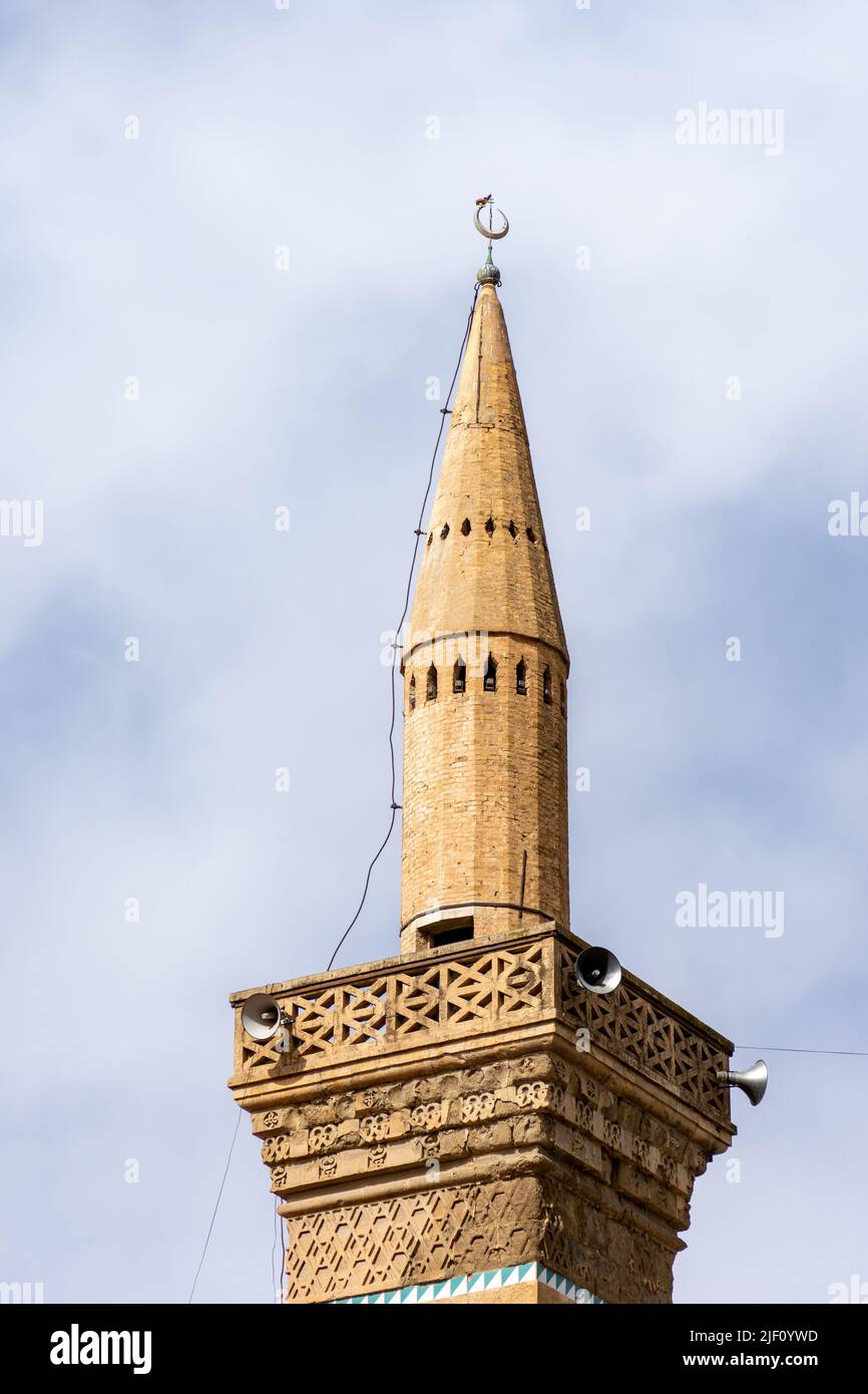 Vue à angle bas du minaret DE la mosquée EL Atik de la ville de Setif ...