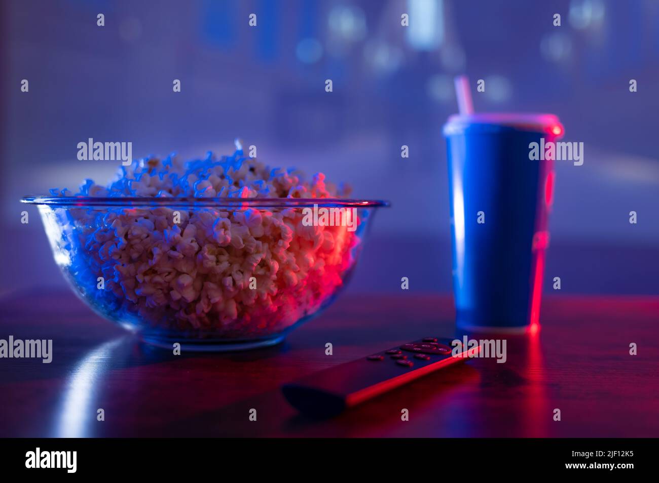 Pop-corn dans un bol transparent, une boisson dans un verre en ...