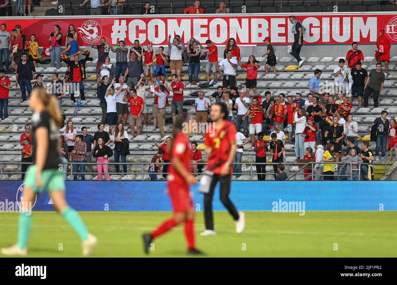 Fans et supporters belges de Red Flames photographiés lors du match ...