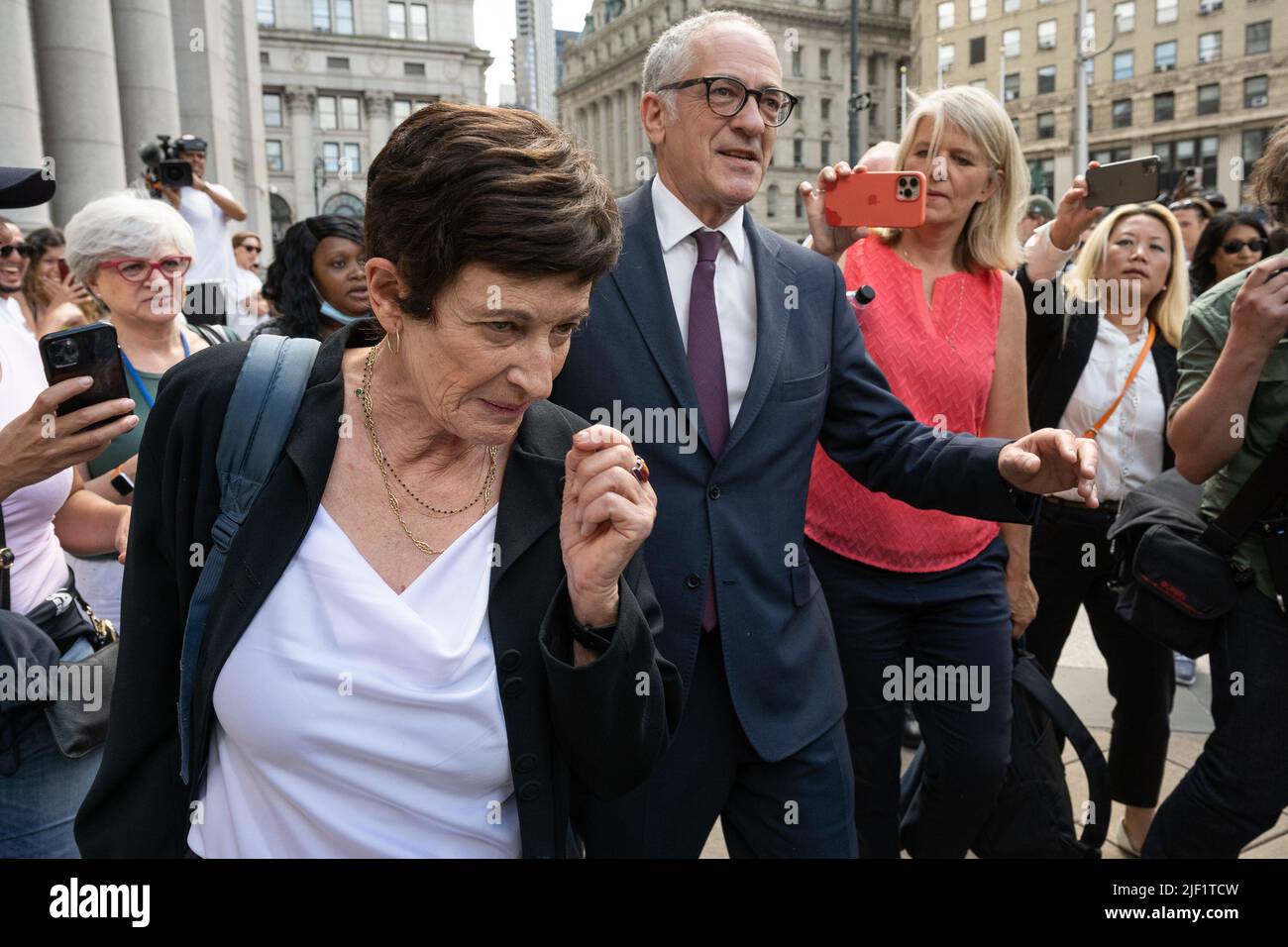 Isabel Maxwell (à gauche) et Kevin Maxwell (au centre), frères et sœurs ...