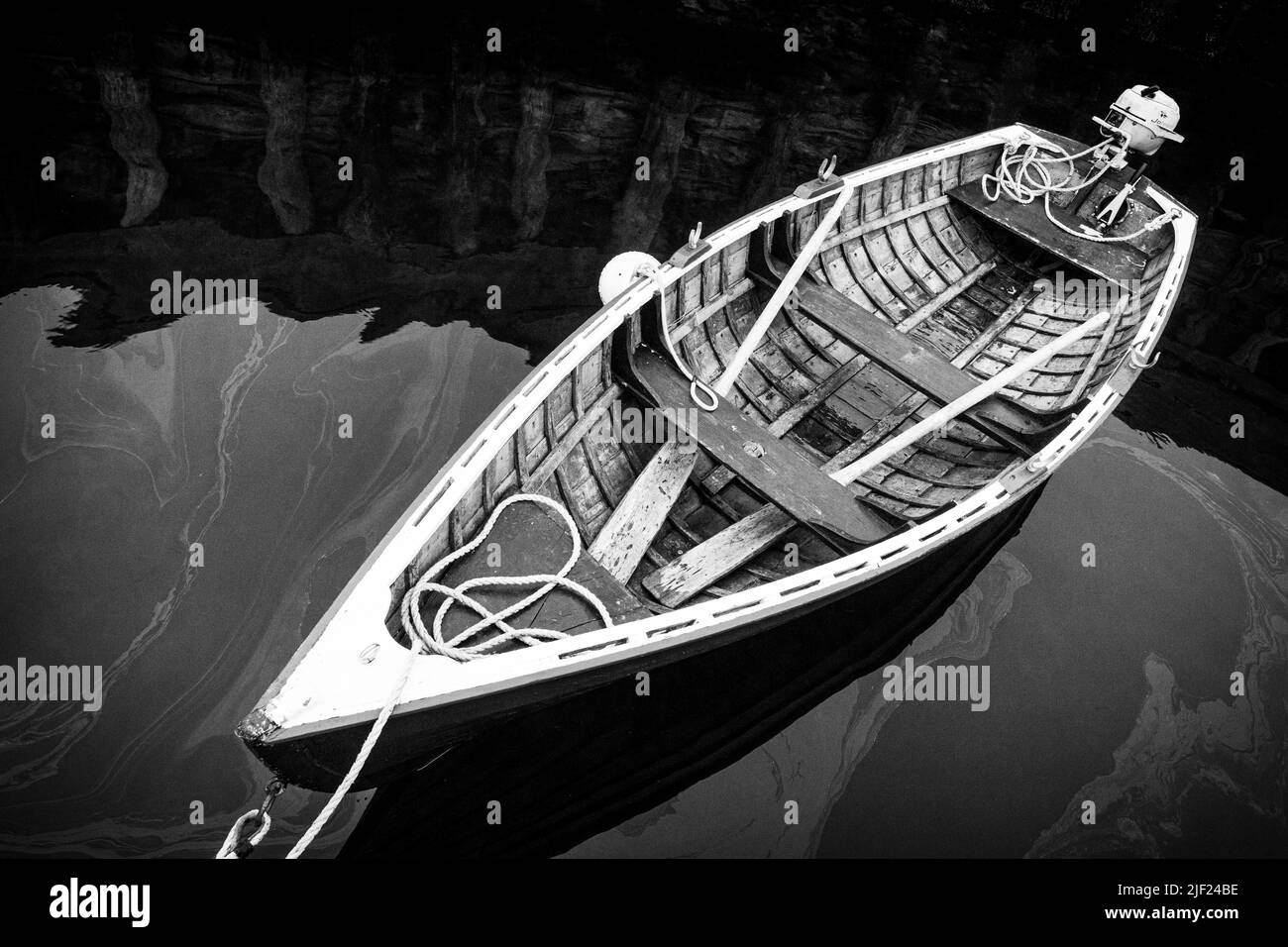 Barque traditionnelle en bois avec un ancien moteur extérieur Photo ...