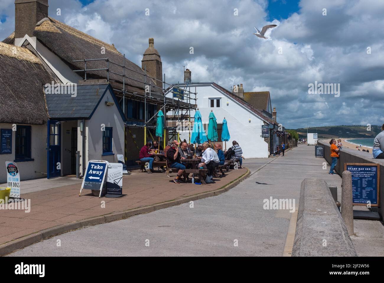Le pub Start Bay Inn à Torcross, Start Bay à Devon est célèbre pour ses ...