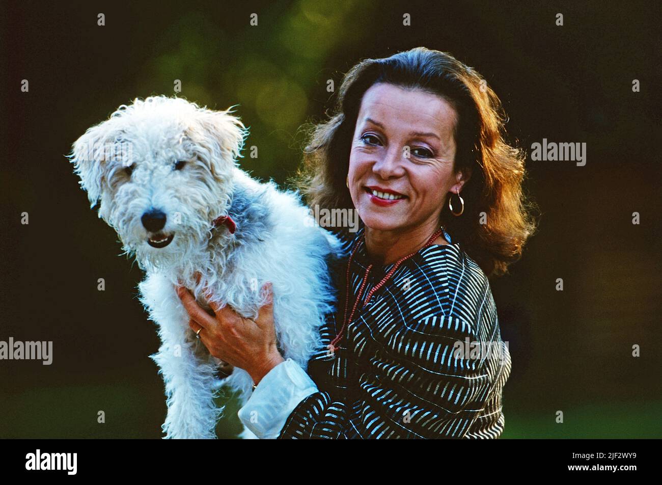 Krista Stadler, österreichische Sauspielerin, hier mit ihrem Hund ...