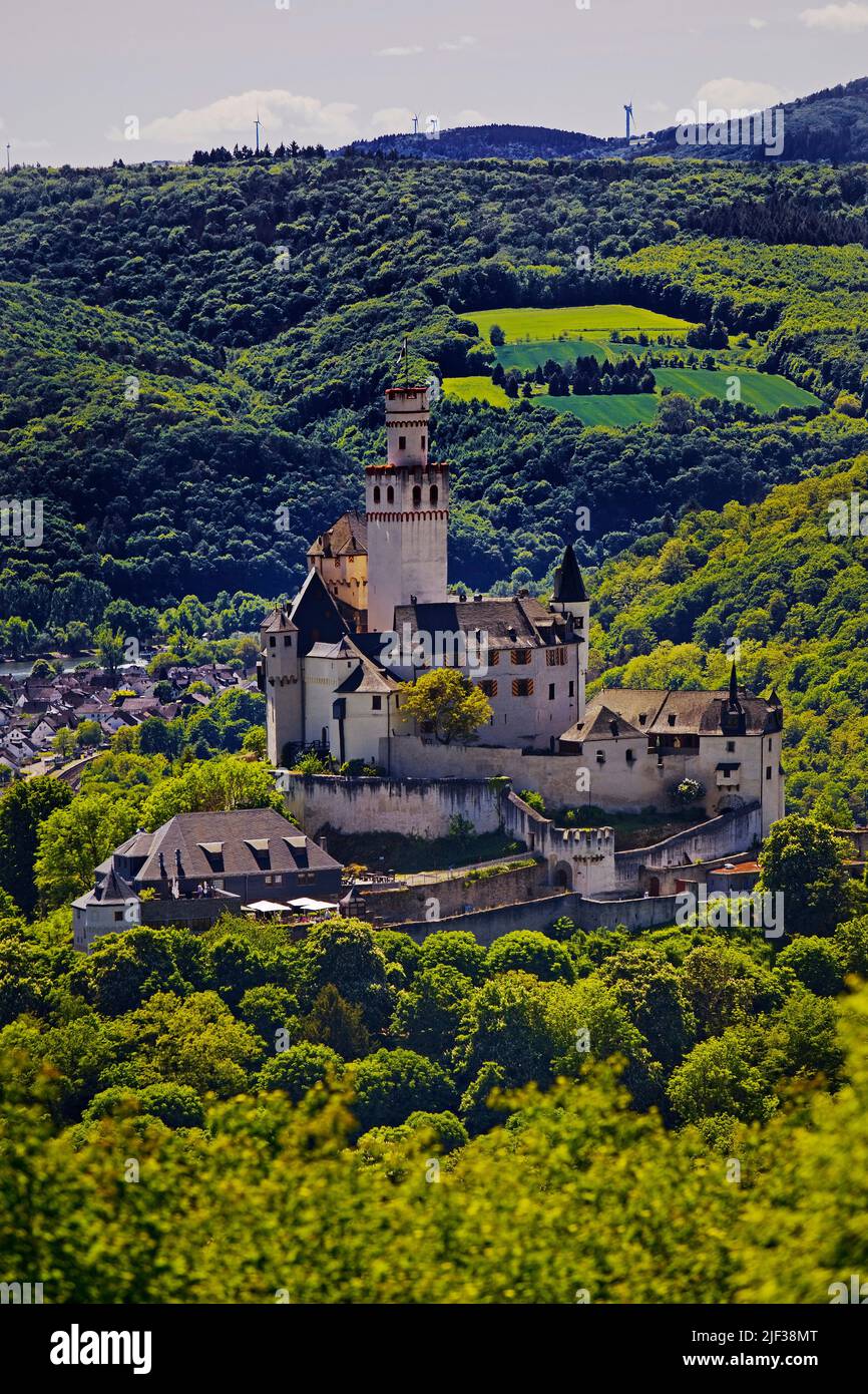 Vue sur la vallée du Rhin avec le château de Marksburg, classé au ...