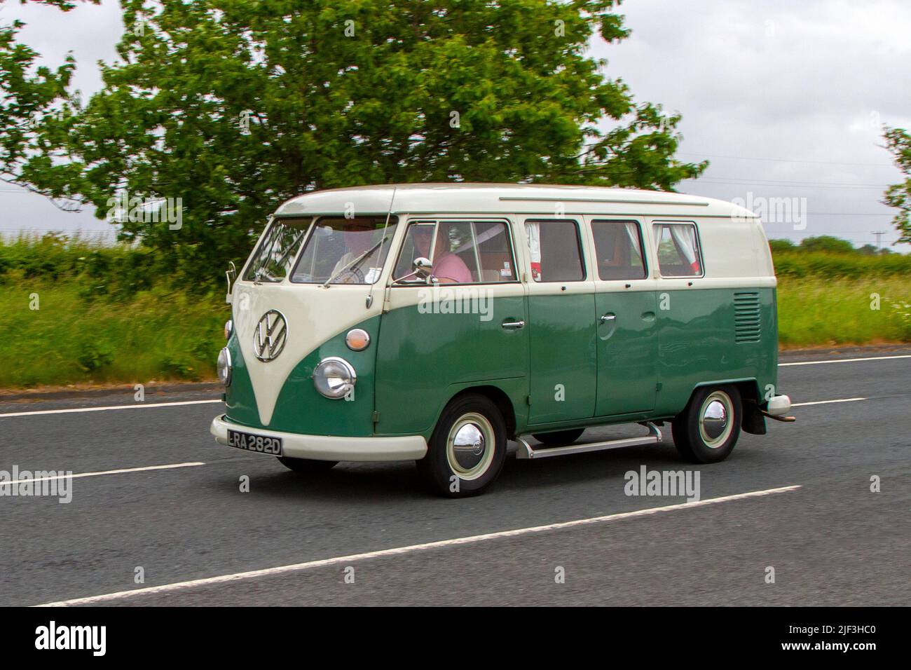 Volkswagen type 2 camping car splitscreen split screen minibus Banque ...