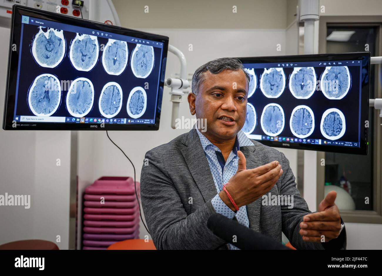 Le Dr Bijoy Menon, professeur au centre médical Foothills de l ...