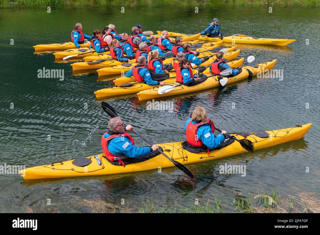 Touristes en kayak jaune Banque de photographies et d’images à haute ...