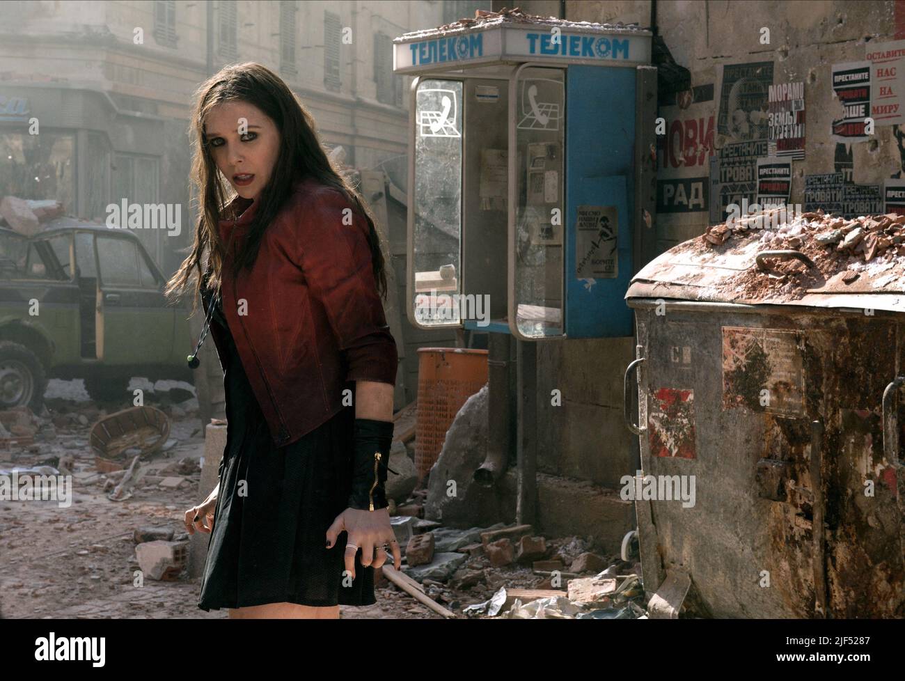 Elizabeth olsen the avengers Banque de photographies et d’images à ...