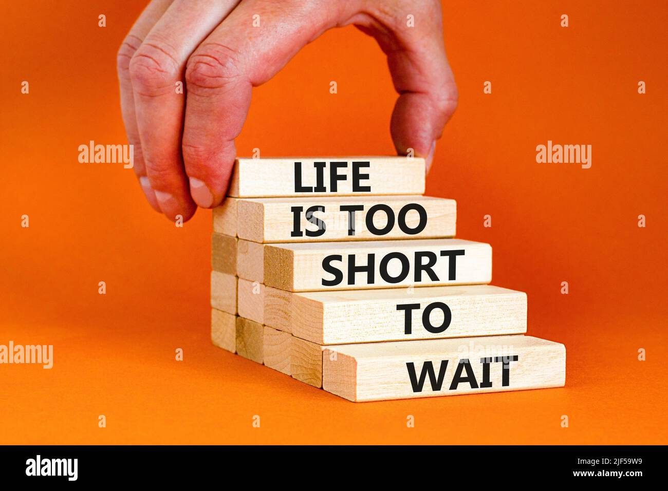 Symbole de durée de vie courte à attendre. Concept mots la vie est trop ...