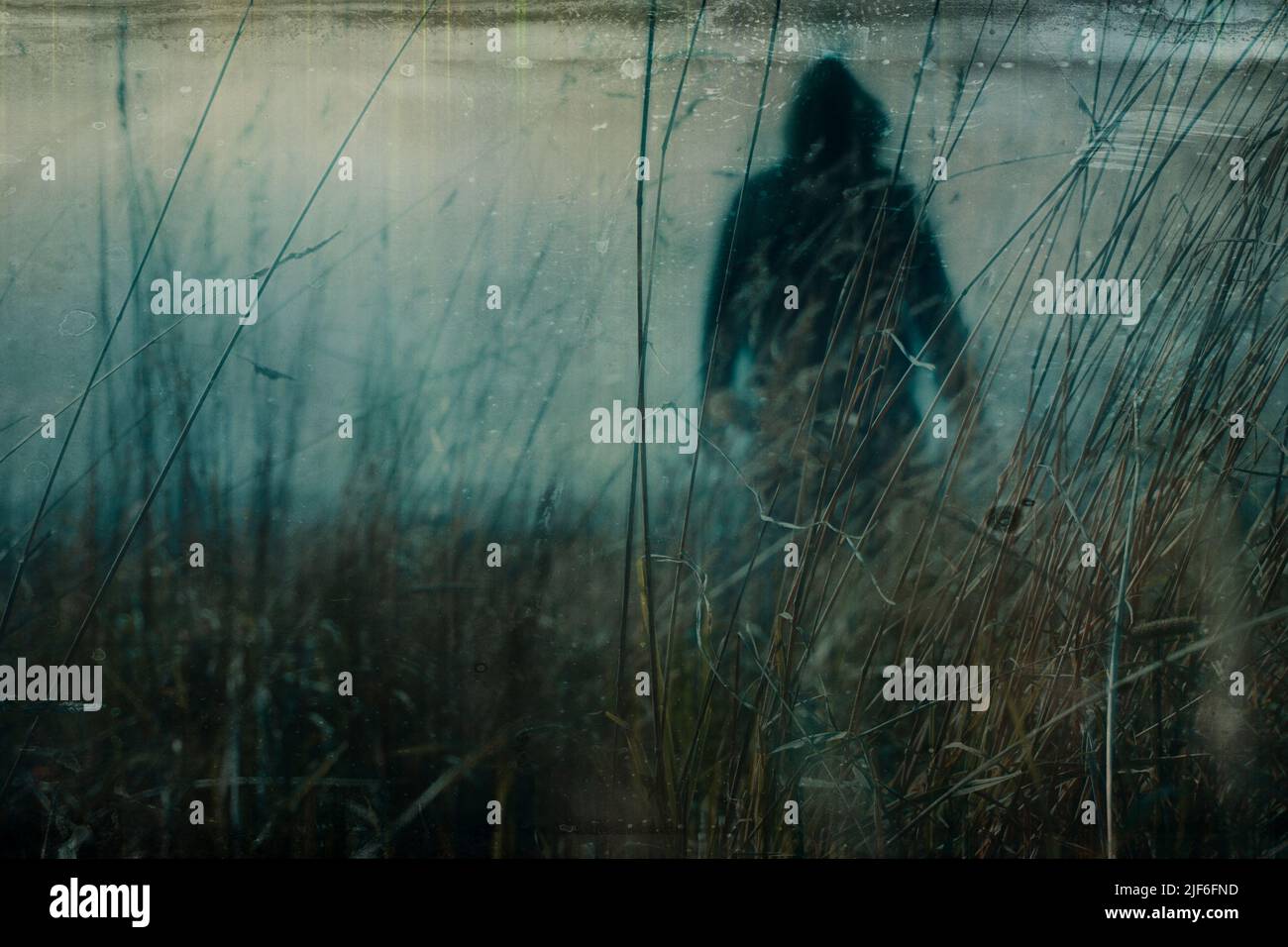 Un concept effrayant d'horreur. En regardant une figure fantôme ...