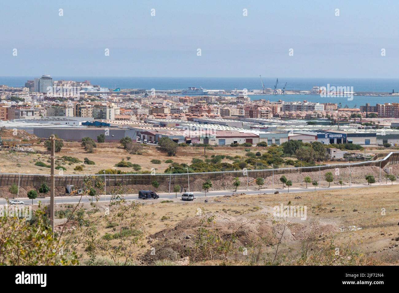 Vue sur la frontière entre le Maroc et l'Espagne, en arrière-plan la ...