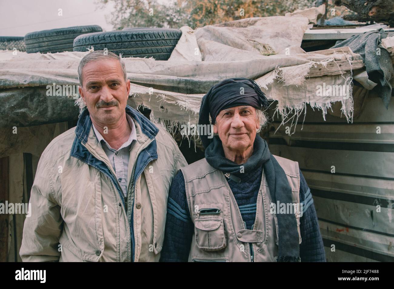 25 novembre 2021, Halba, Akkar, Liban: Propriétaire et réfugié syrien ...