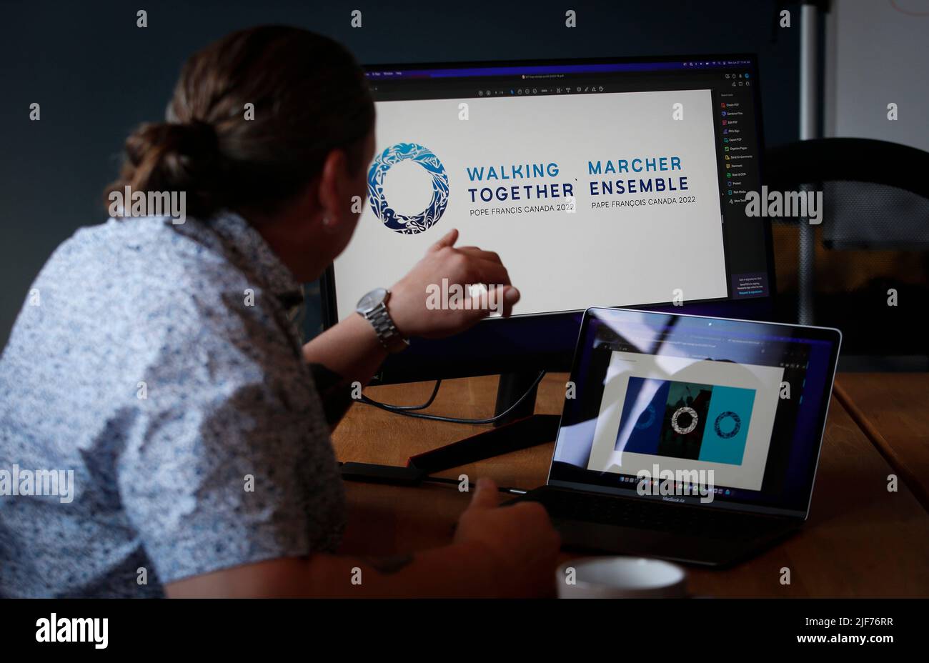 Shaun Vincent, directeur de la création de Vincent Design, regarde le ...