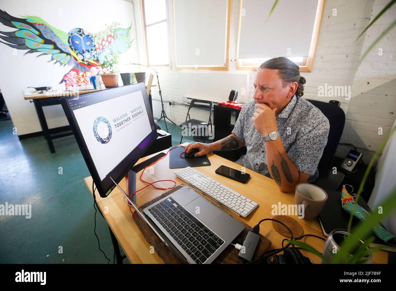 Shaun Vincent, directeur de la création de Vincent Design, regarde le ...