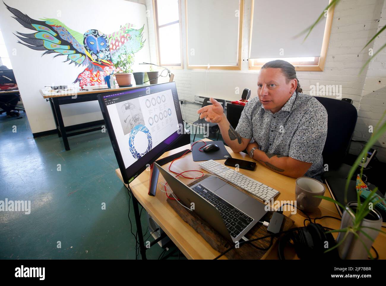 Shaun Vincent, directeur de la création de Vincent Design, regarde le ...