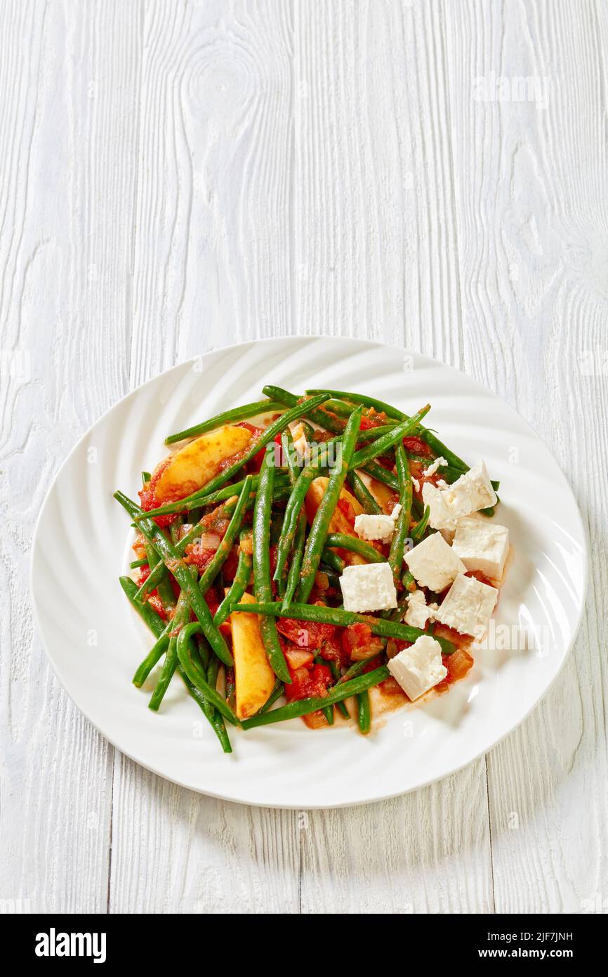 fasolakia lathera, haricots verts, oignons et pommes de terre braisés à la tomate, aux herbes et ...