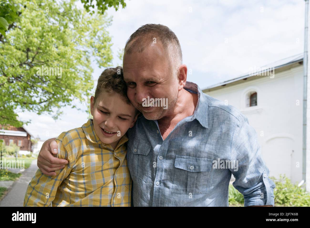 Le père embrasse son fils et ils rient Photo Stock - Alamy